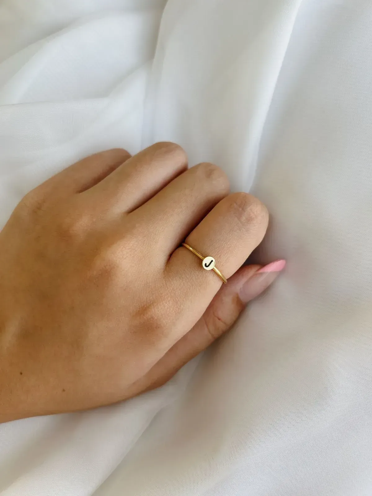 ANEL DE LETRA J DOURADO. BANHADO A OURO 18K. - MH